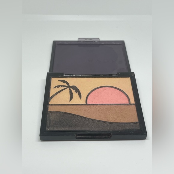 Avon | Makeup | Avon Sunset Glow Bronzer With A Sunset Design 6g New ...